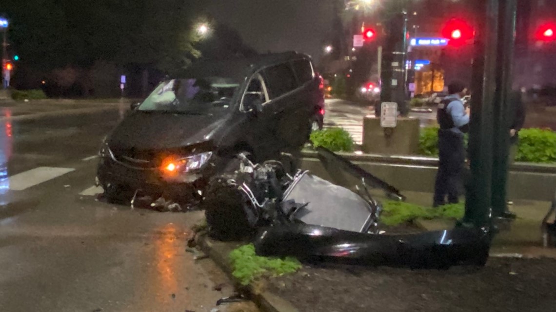 Minivan crashes on median on Kingshighway | ksdk.com