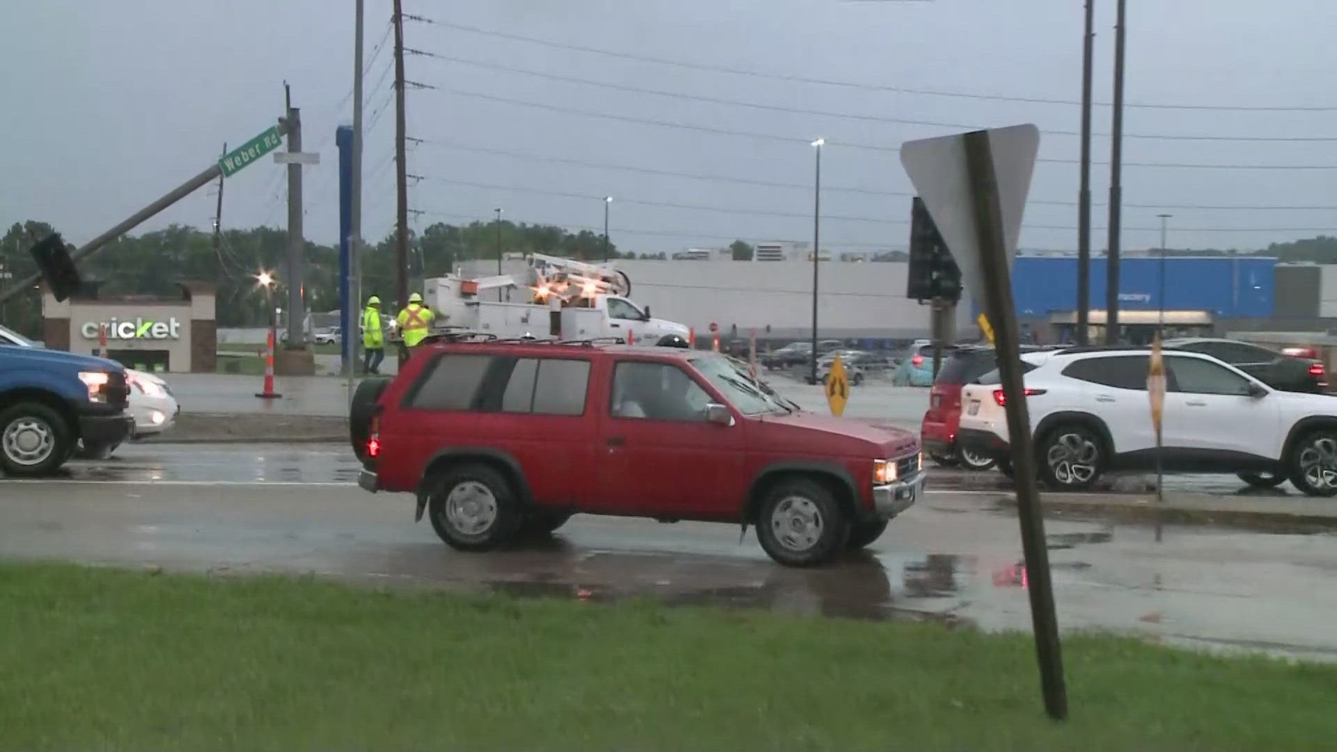 Strong winds bend traffic light in Farmington | ksdk.com