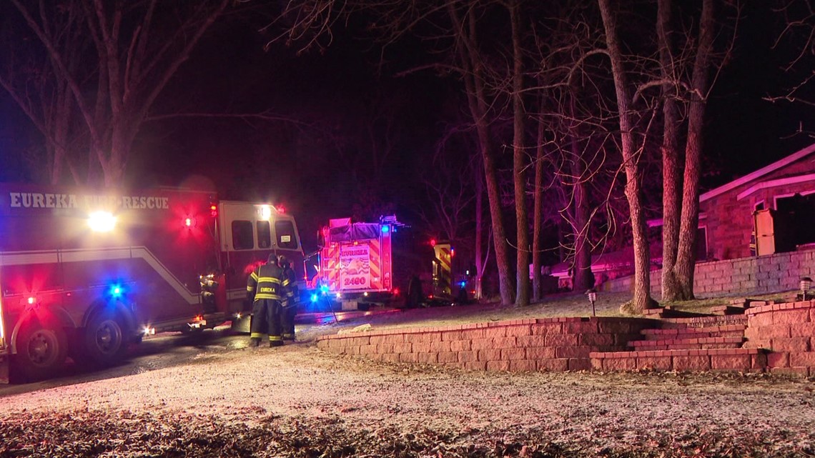 Eureka firefighters withstand cold while battling house fire | ksdk.com