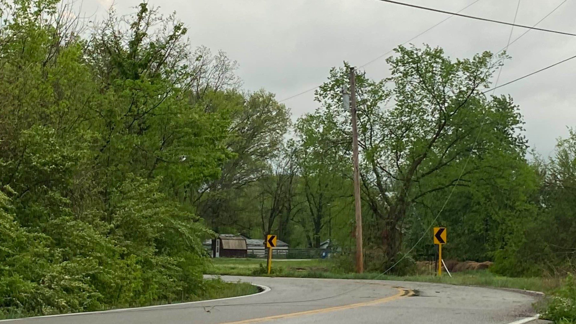Reports of downed powerlines, light poles in St. Louis County | ksdk.com