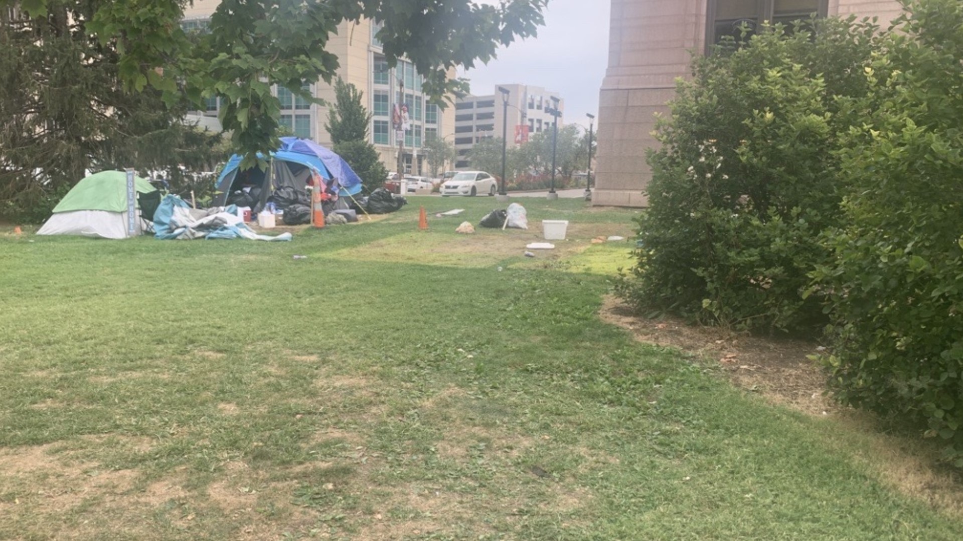 St. Louis' City Hall homeless encampment dwindles on Tuesday | ksdk.com