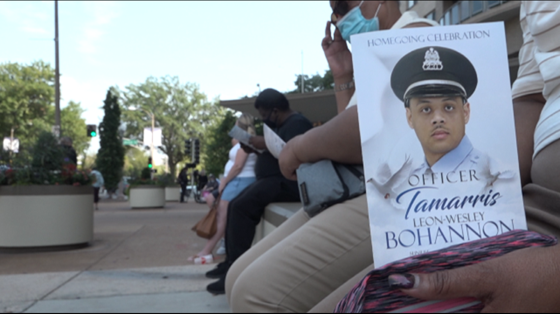 Suspected St. Louis police killer rocks in chair, darts eyes around at ...