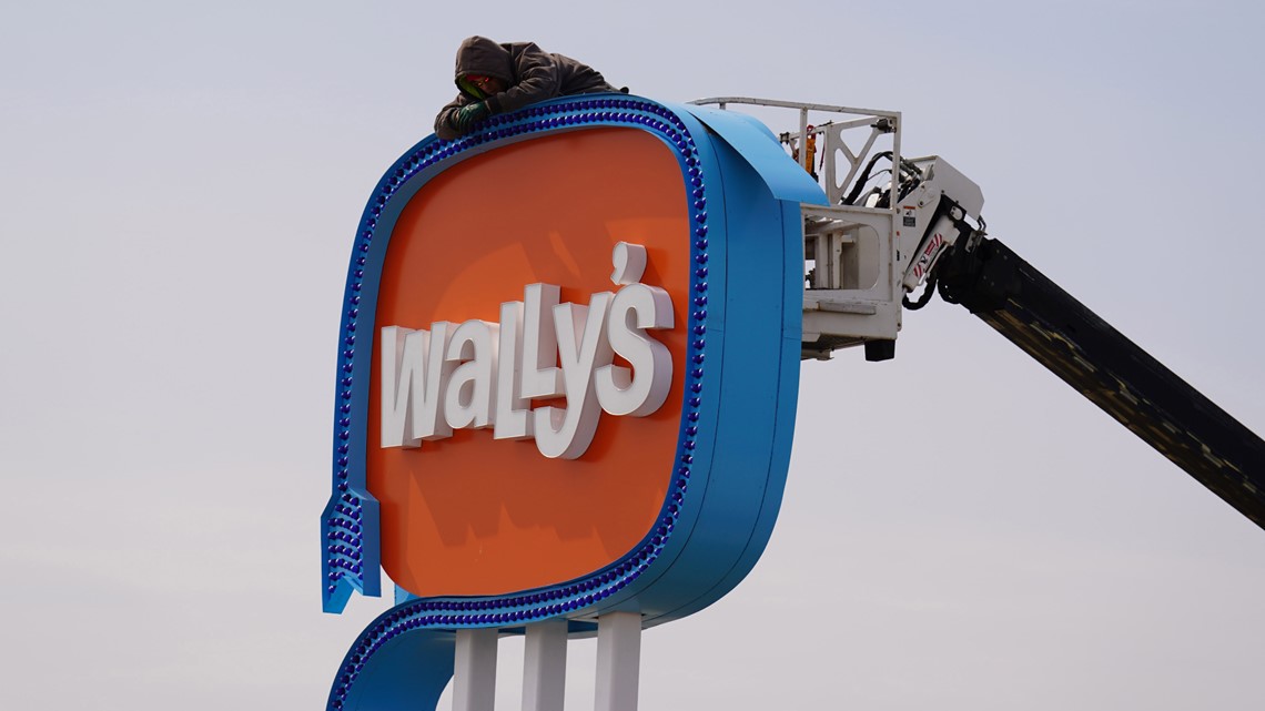 Wally's opens Fenton location | ksdk.com