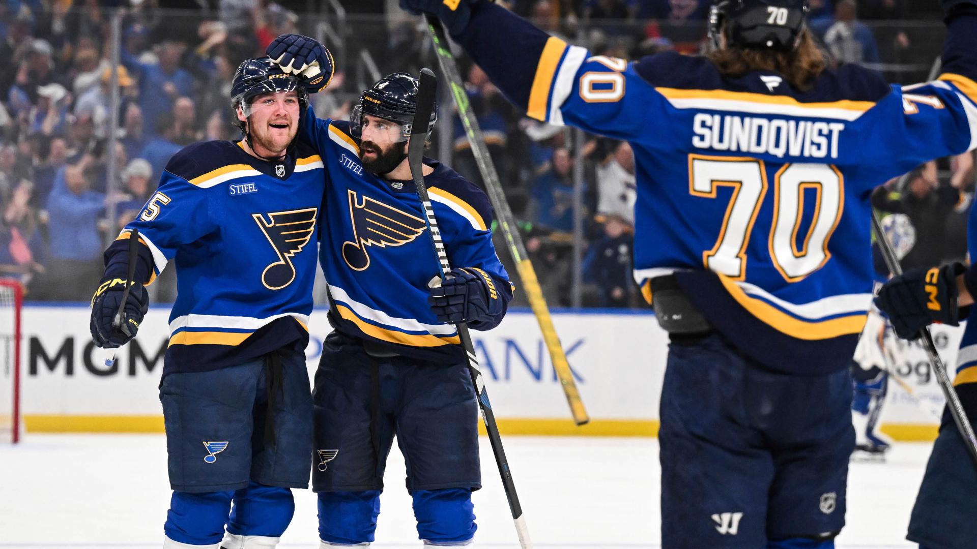 Blues fans celebrate Game 4 win against Jets in downtown St. Louis ...