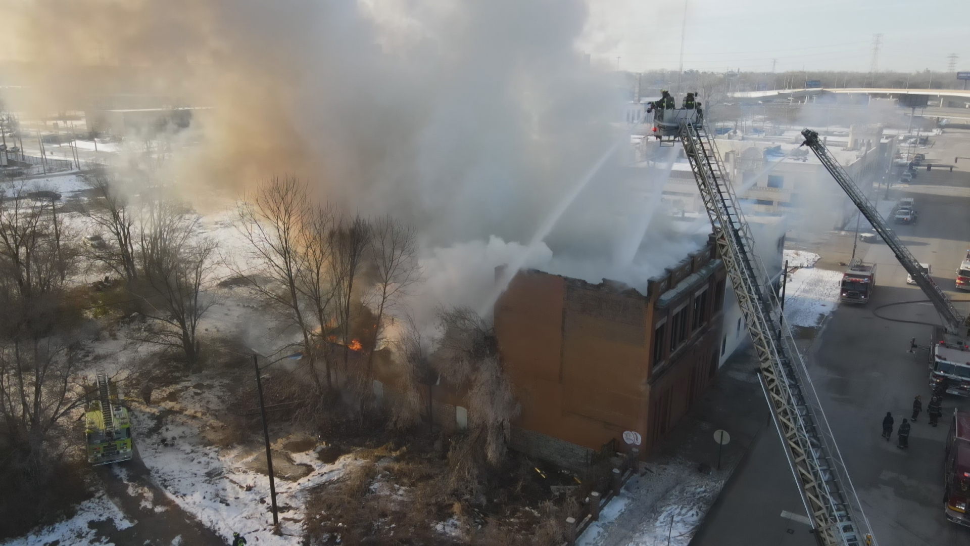 Raw video: Firefighters tackle East St. Louis building fire in cold ...