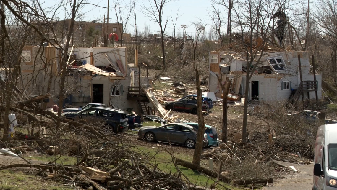 Neighbors lean on each other in aftermath of Villa Ridge tornado | ksdk.com