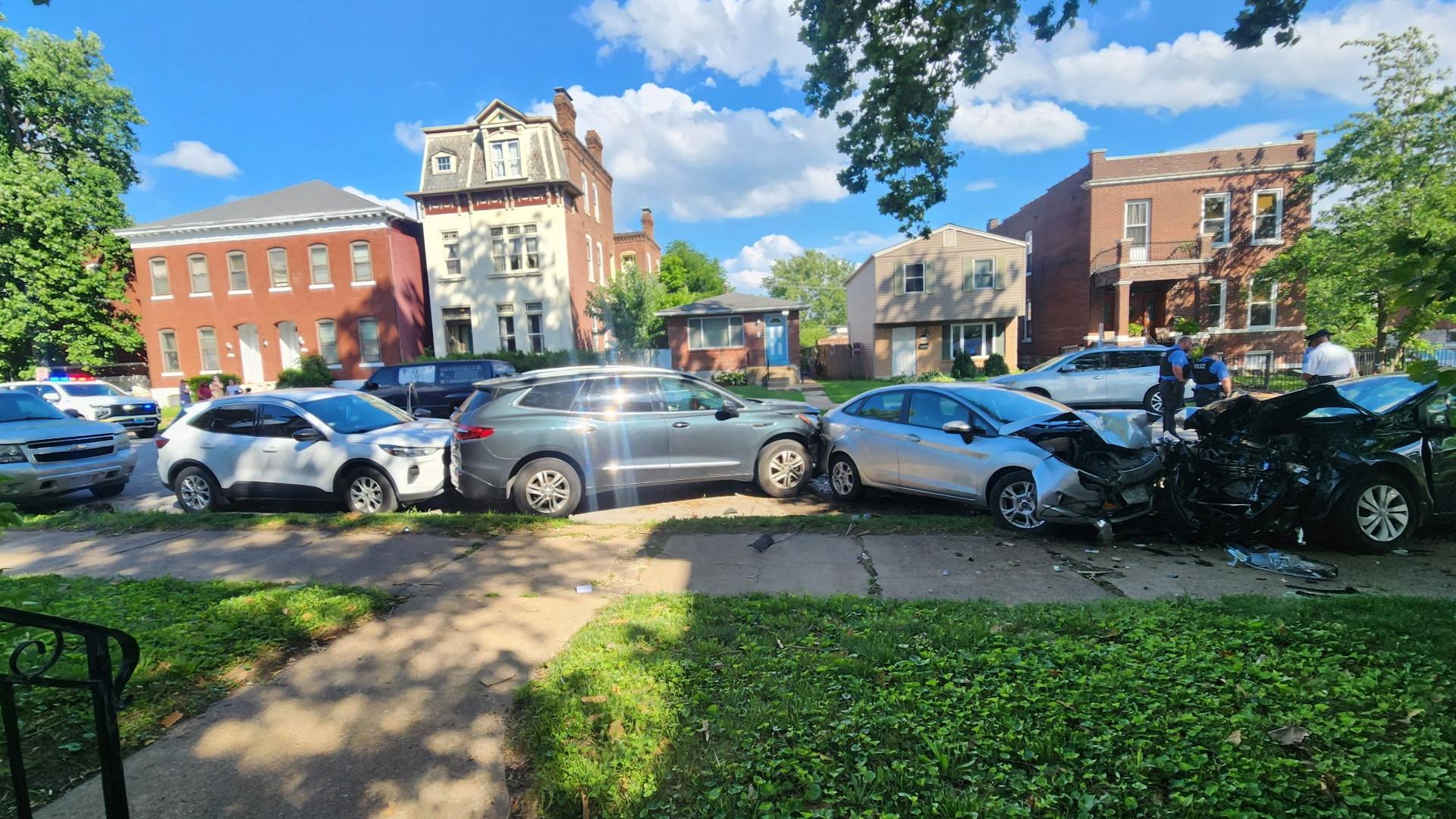 Man dies after crashing into parked cars on St. Louis residential ...