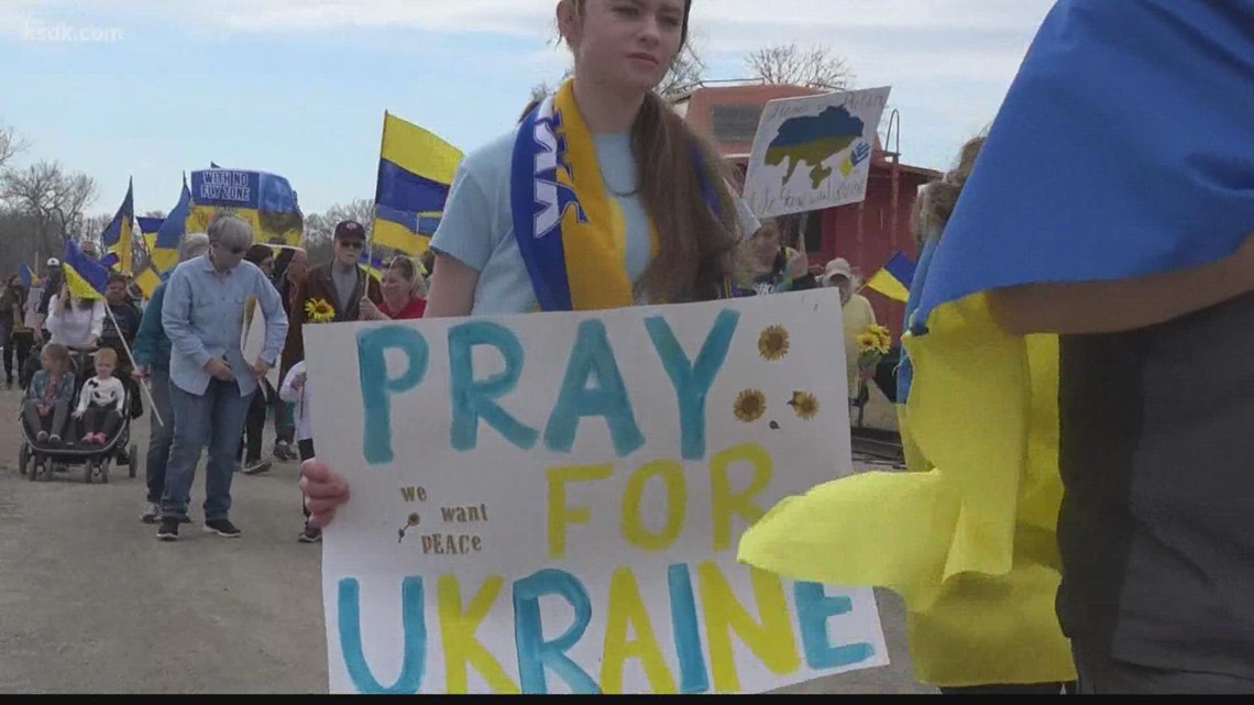Pro-Ukraine demonstrators rally at Frontier Park | ksdk.com