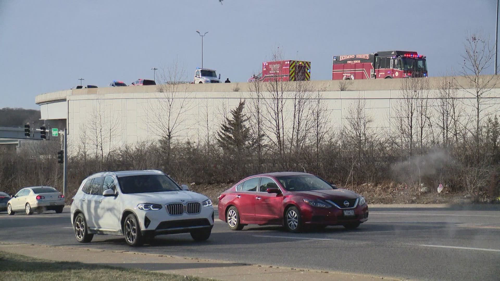2 St. Louis officers injured, 1 person dead in wrong-way crash | ksdk.com