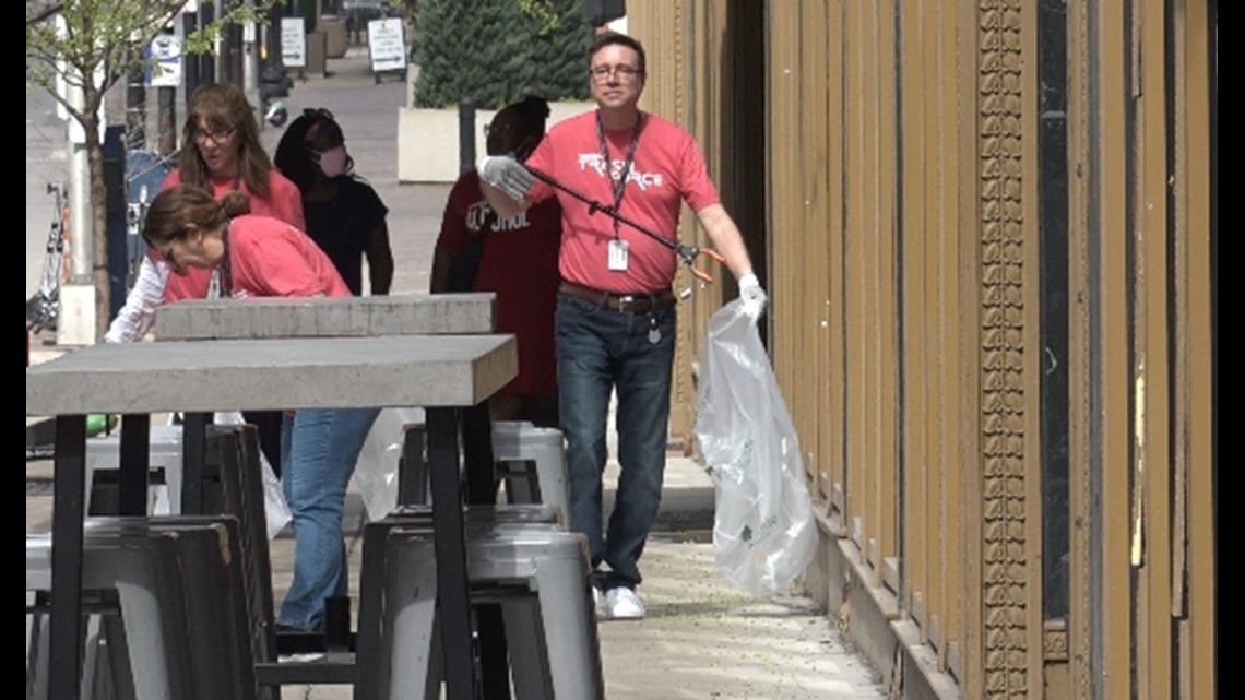 Volunteers pick up trash in downtown St. Louis for Earth Day | ksdk.com