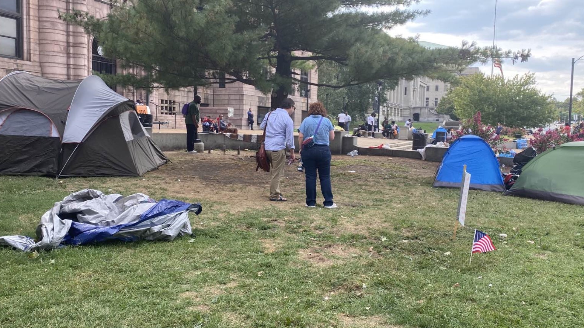 St. Louis' City Hall homeless encampment dwindles on Tuesday | ksdk.com