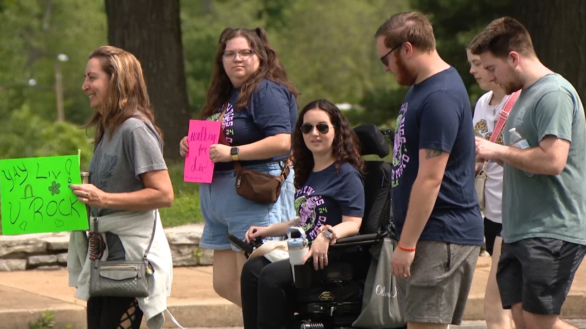 'You won't be alone': Families unite at Forest Park for MDA Muscle Walk ...