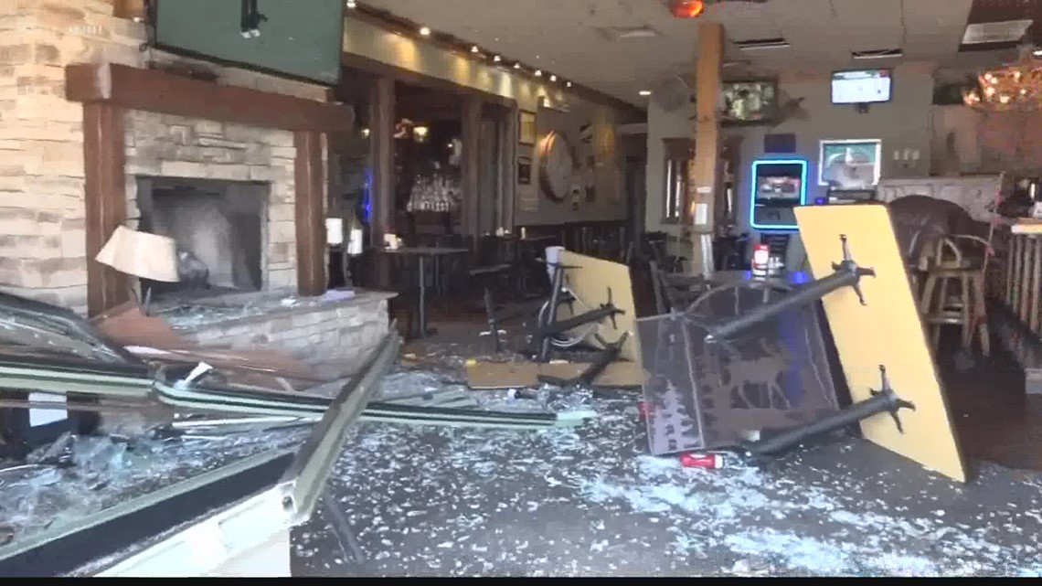 Car crashes into restaurant, injuries 3 | ksdk.com