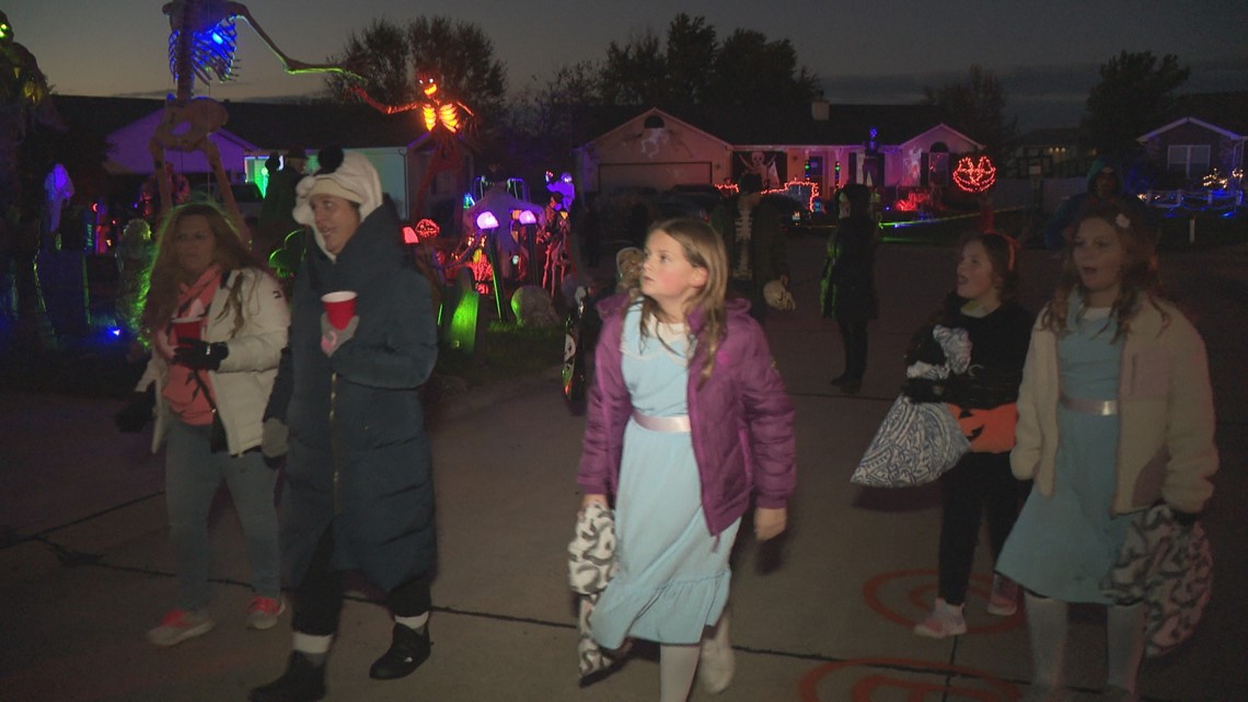 St. Louis families brave chilly temps for trick-or-treating | ksdk.com