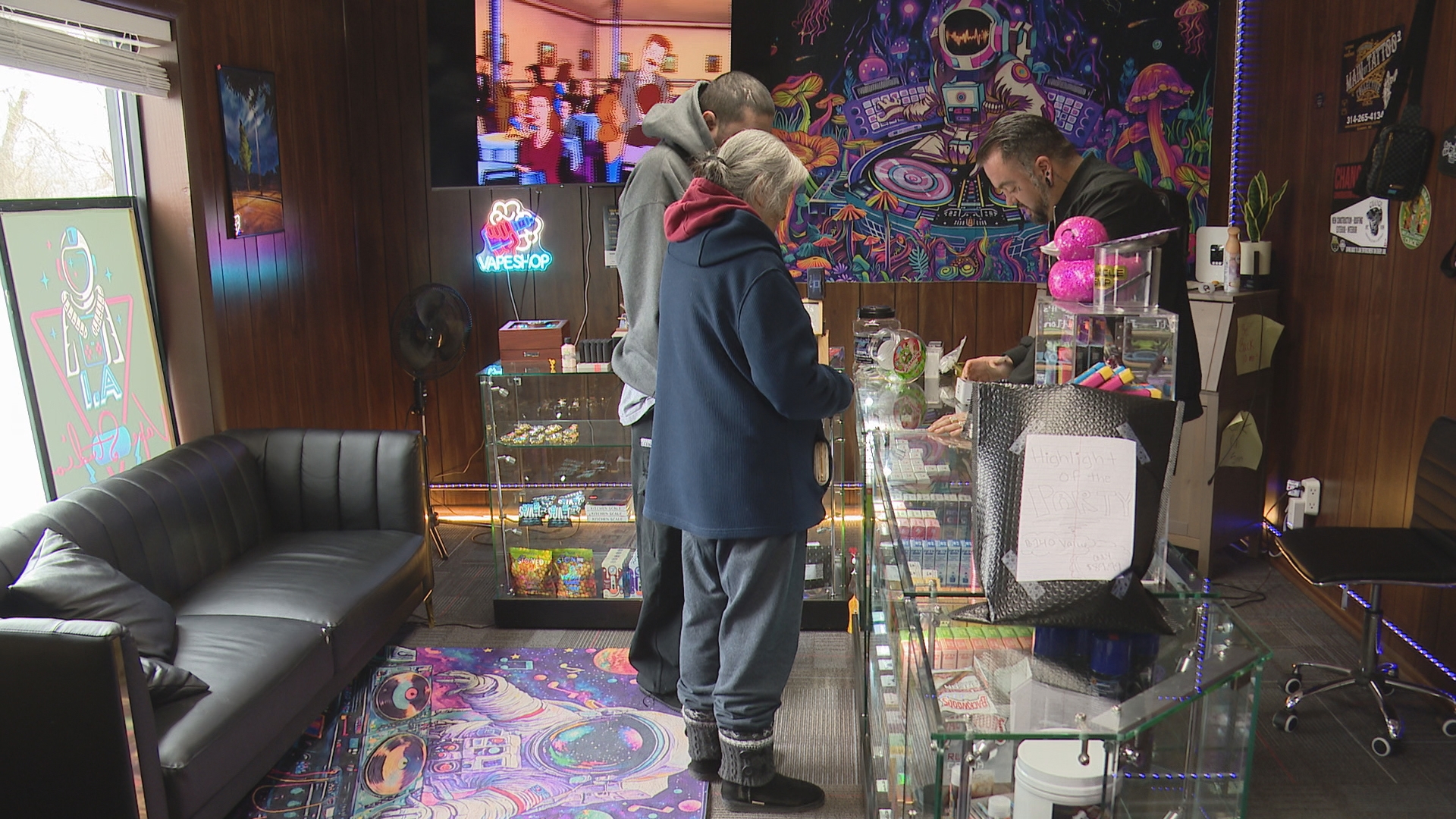 Police search for 3 armed robbery suspects after employee shot at ...