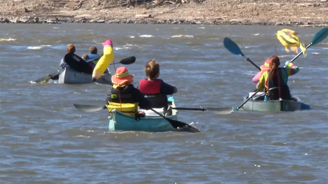 Mom and her 7 kids canoe past Gateway Arch on Mississippi River ...