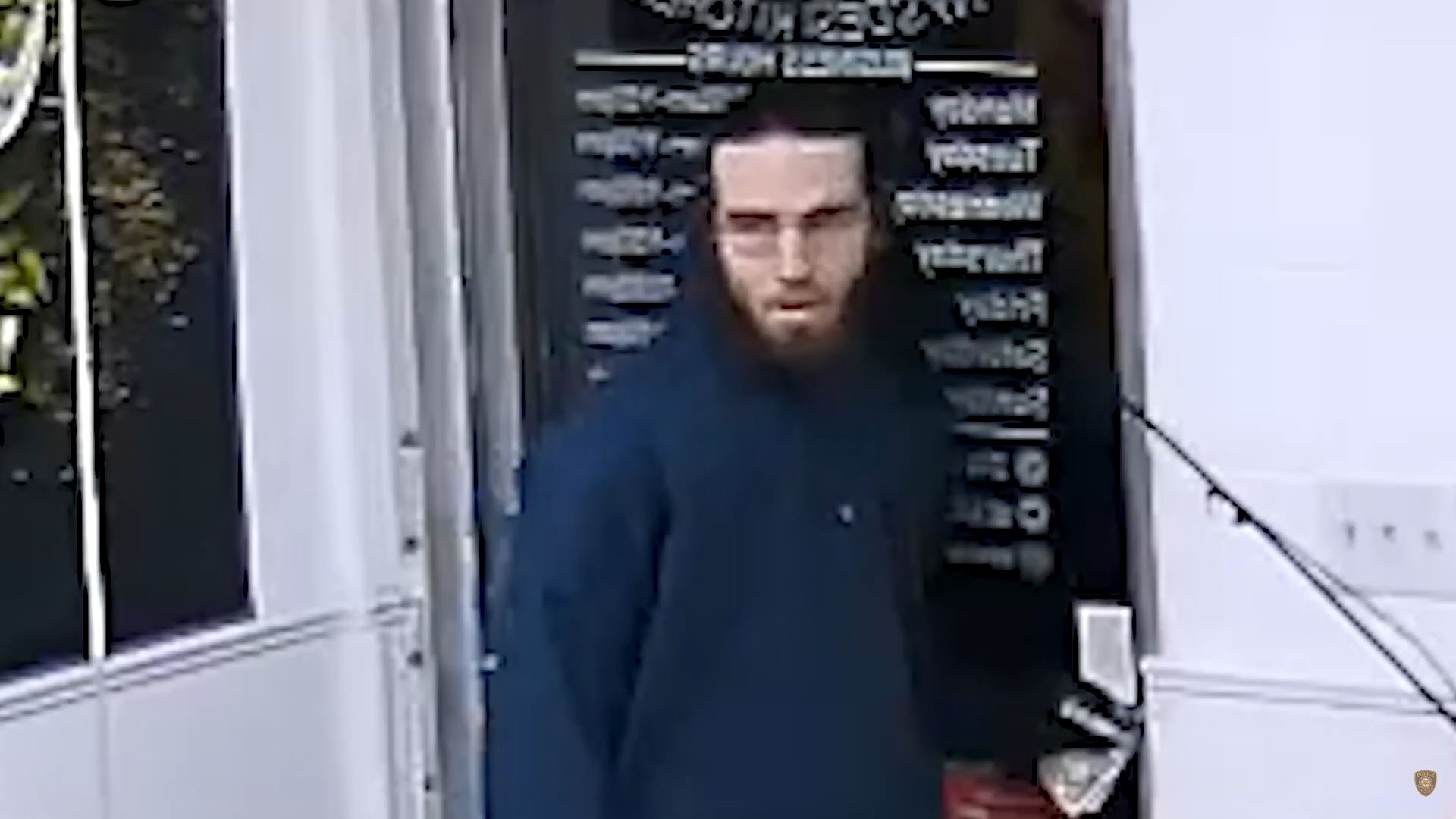 Police looking for man who robbed restaurant at knife-point | ksdk.com