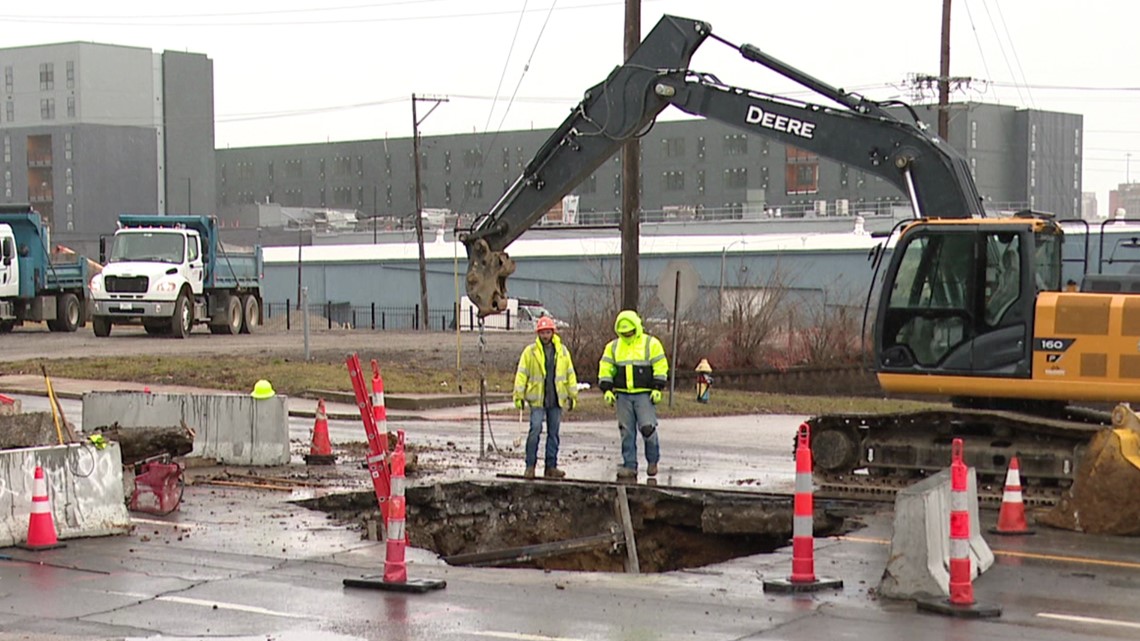 Sewer collapse leaves massive hole in Chouteau Avenue | ksdk.com