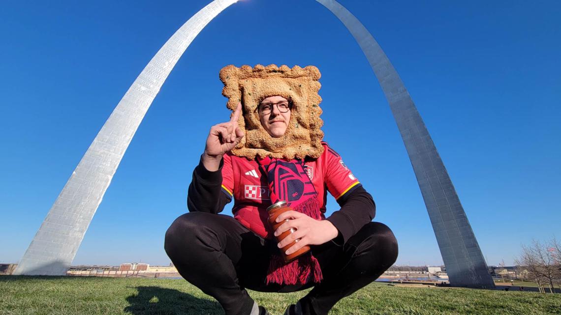 Toasted Ravioli Man shares message of unity in St. Louis | ksdk.com