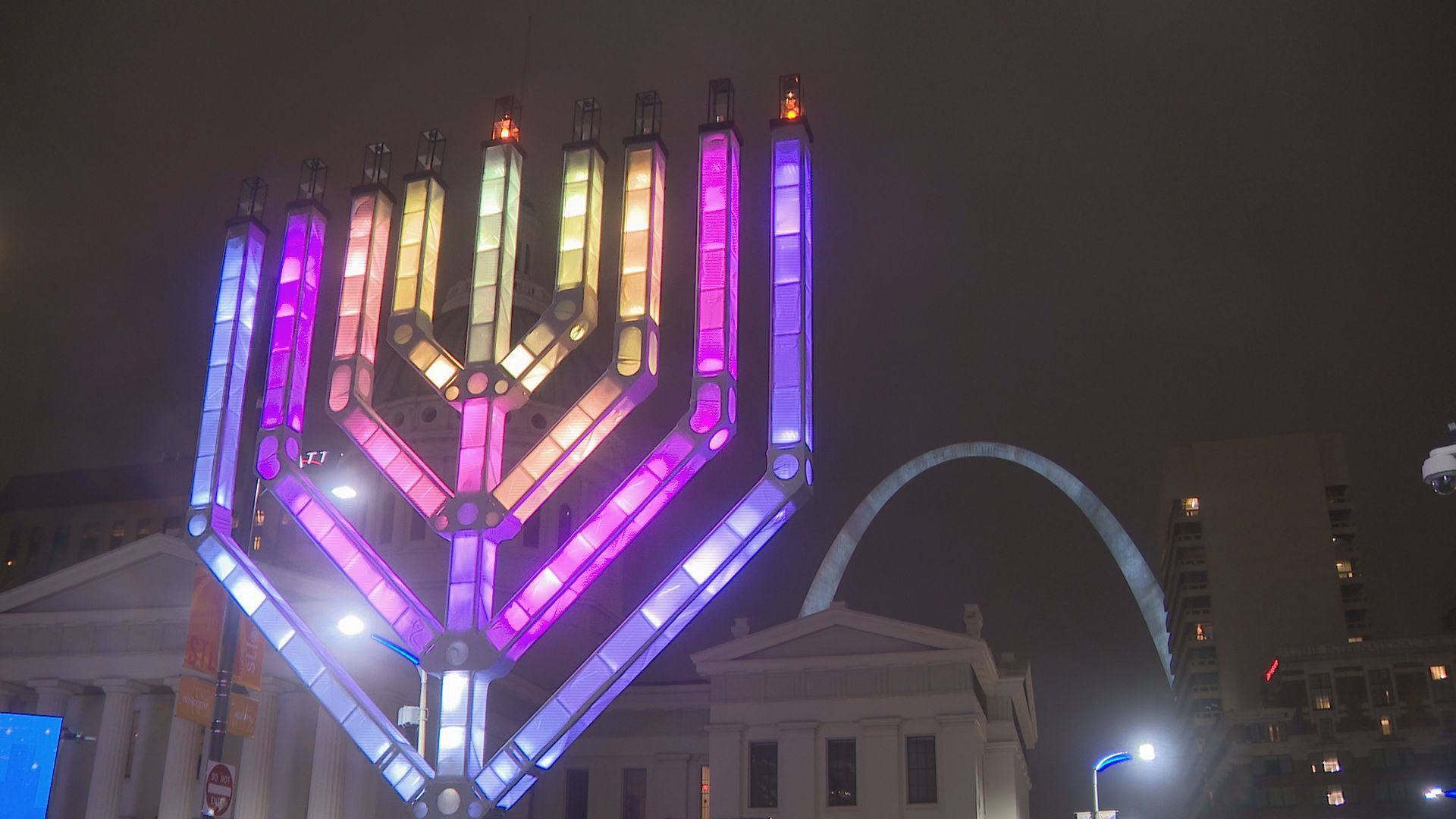 29 ft. tall Menorah lit in downtown St. Louis for second year in a row ...