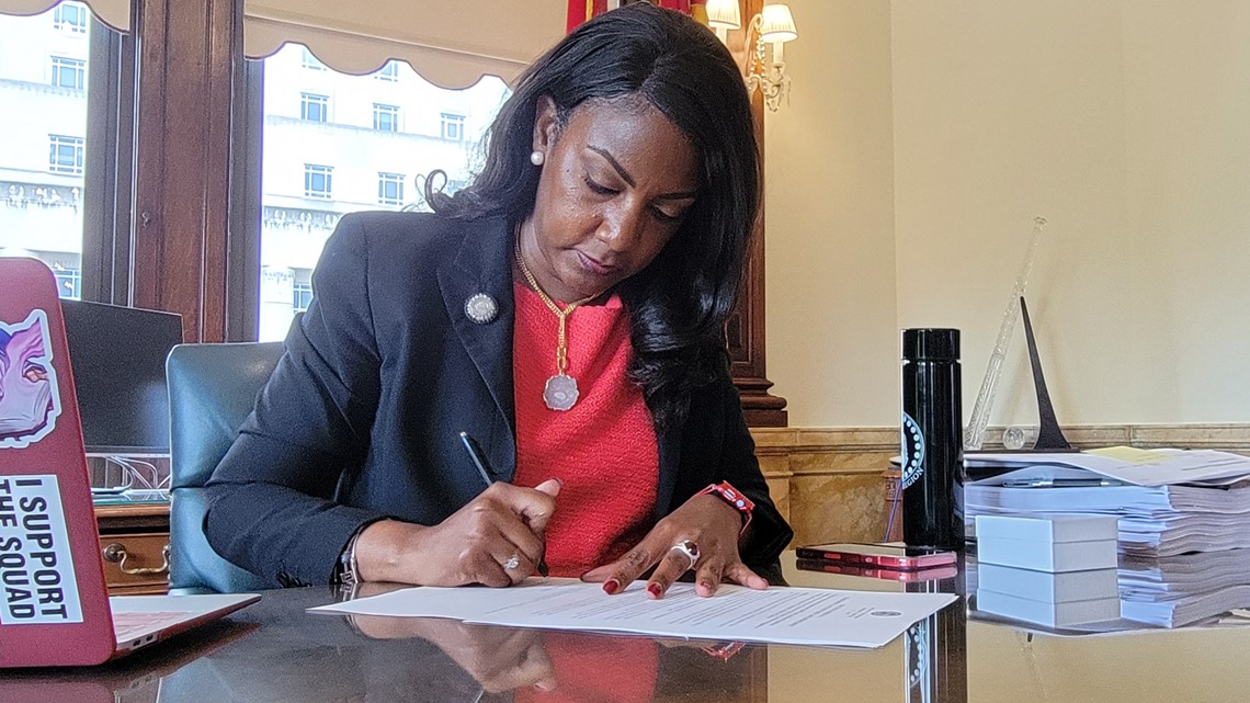 Mayor Jones signs executive order to close PD complaint loophole | ksdk.com