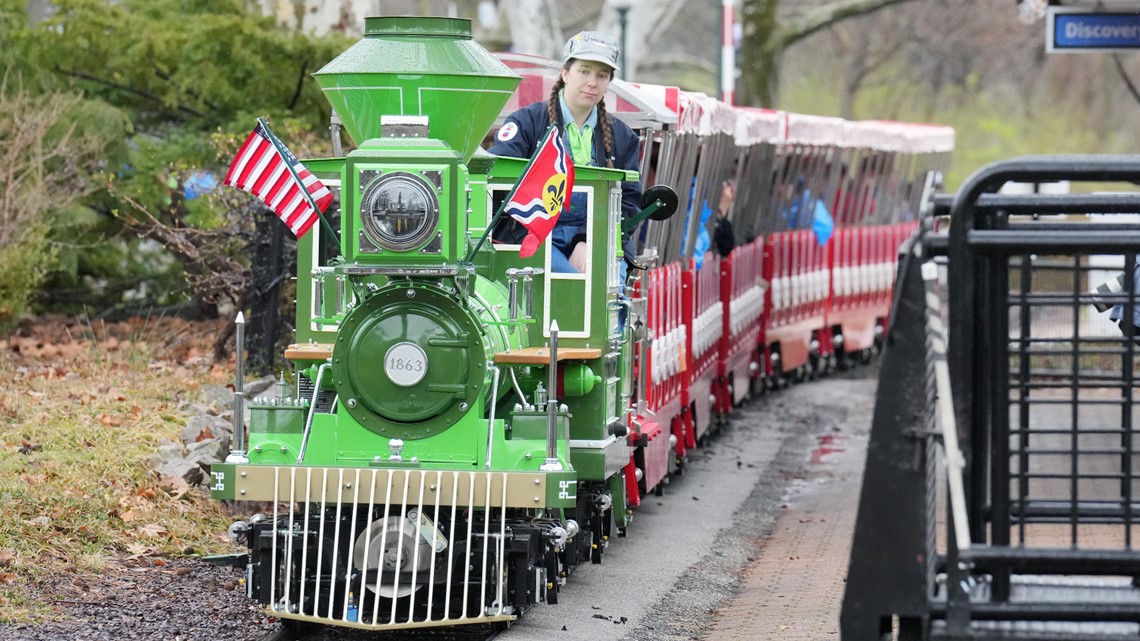 Electric train debuts at the Saint Louis Zoo | ksdk.com