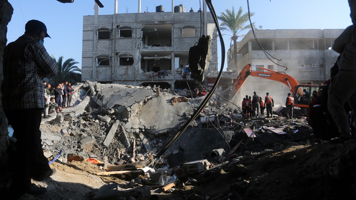 Israel strikes south Gaza and raids a hospital in the north | ksdk.com