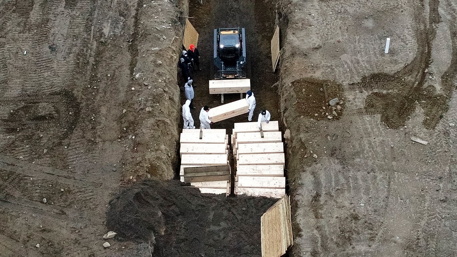 Prisoners digging mass graves in NYC because of the coronavirus | ksdk.com