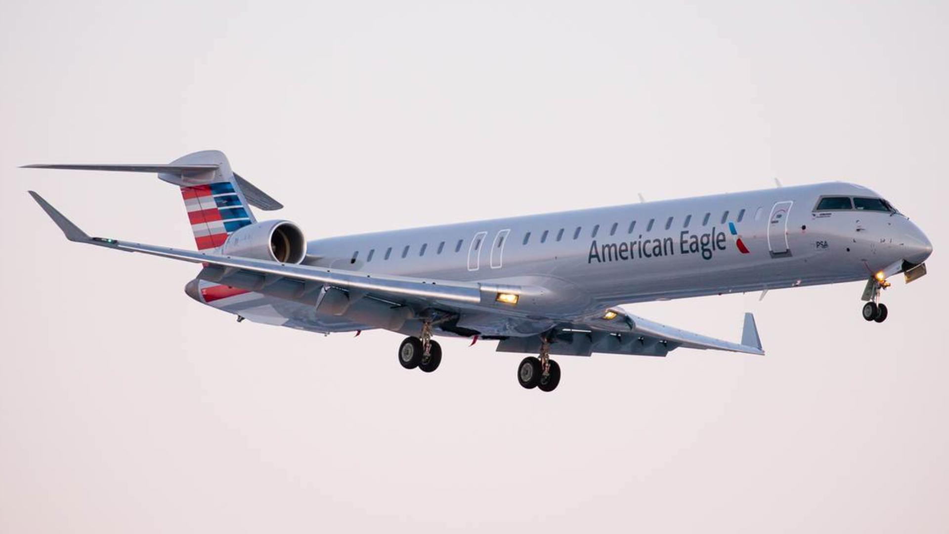 What is a CRJ 700 jet? Plane crashes into helicopter, crashes into Potomac River | ksdk.com